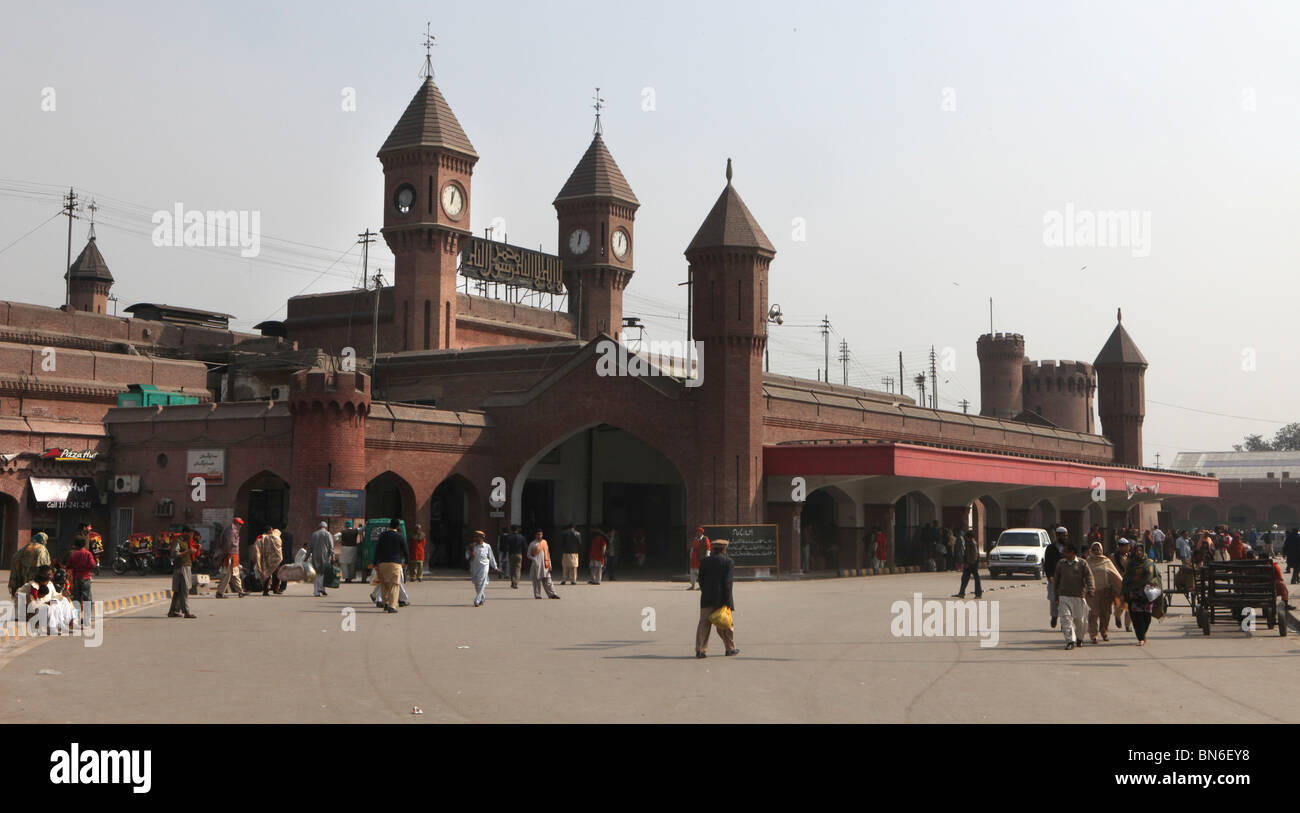 Lahore train station Stock Photo - Alamy