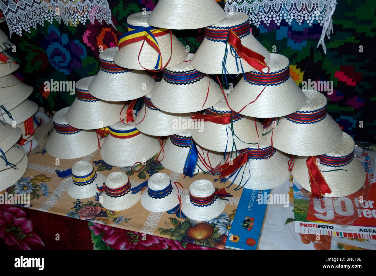 Traditioal Romanian Hat - Male Head dress România Stock Photo - Alamy