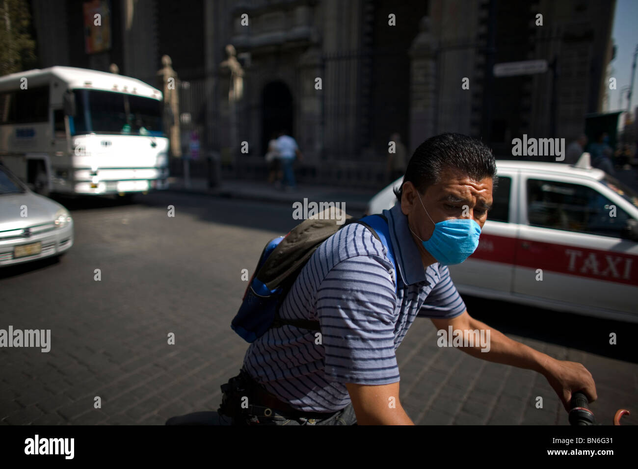 A man wears a mask as a precaution against swine flu in the Zocalo ...