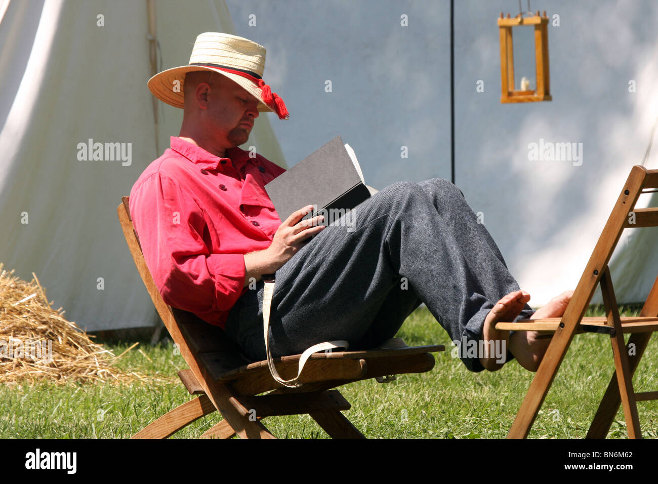 Black man reading outside hi-res stock photography and images - Alamy