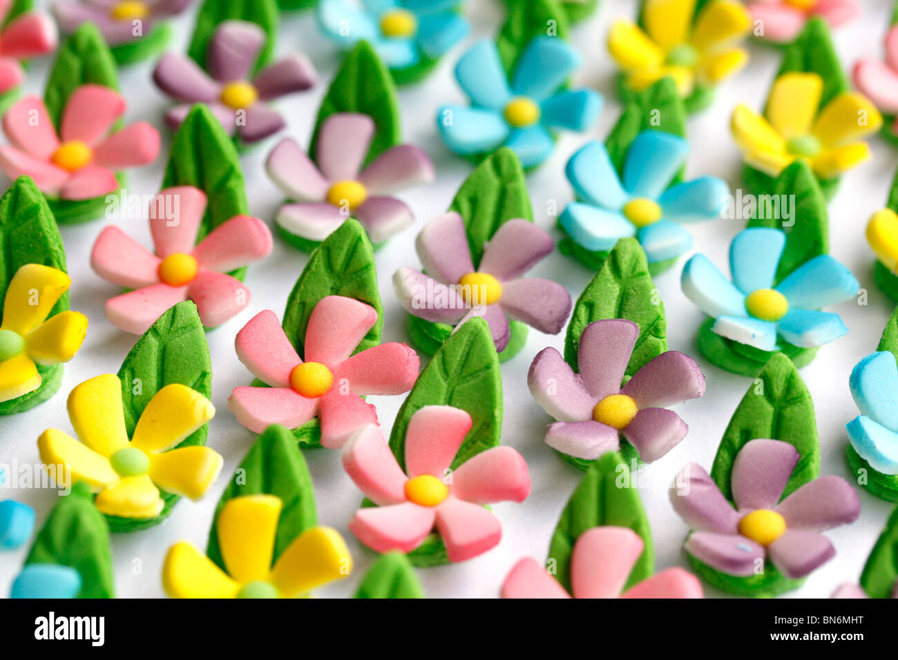 Edible flowers for pastries Stock Photo - Alamy