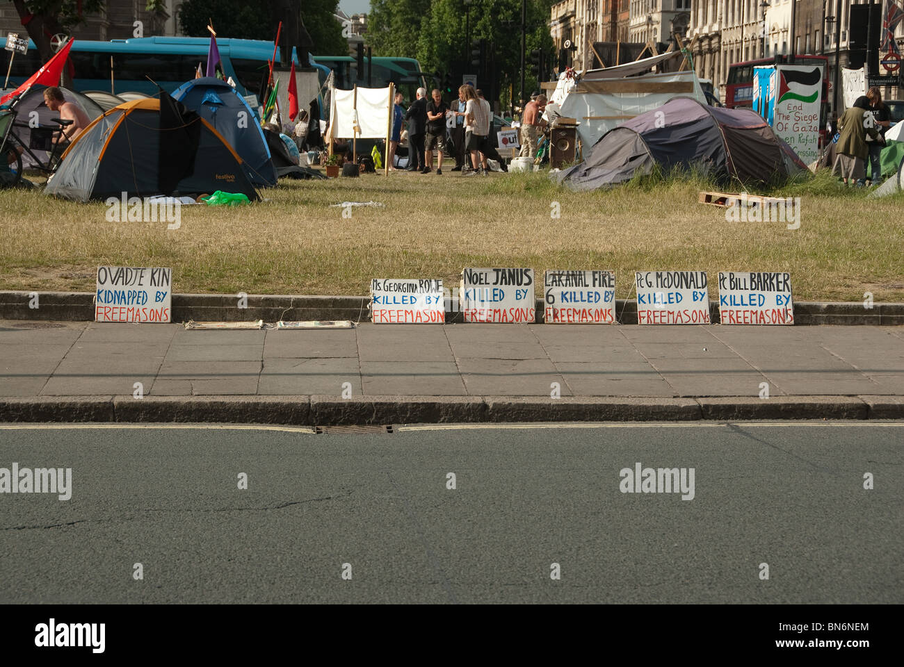Protesters outside Houses of Parliament Stock Photo - Alamy