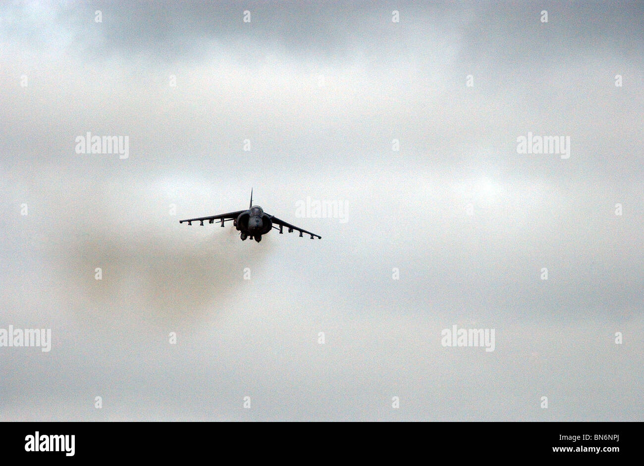 Harrier jet flying low hi-res stock photography and images - Alamy