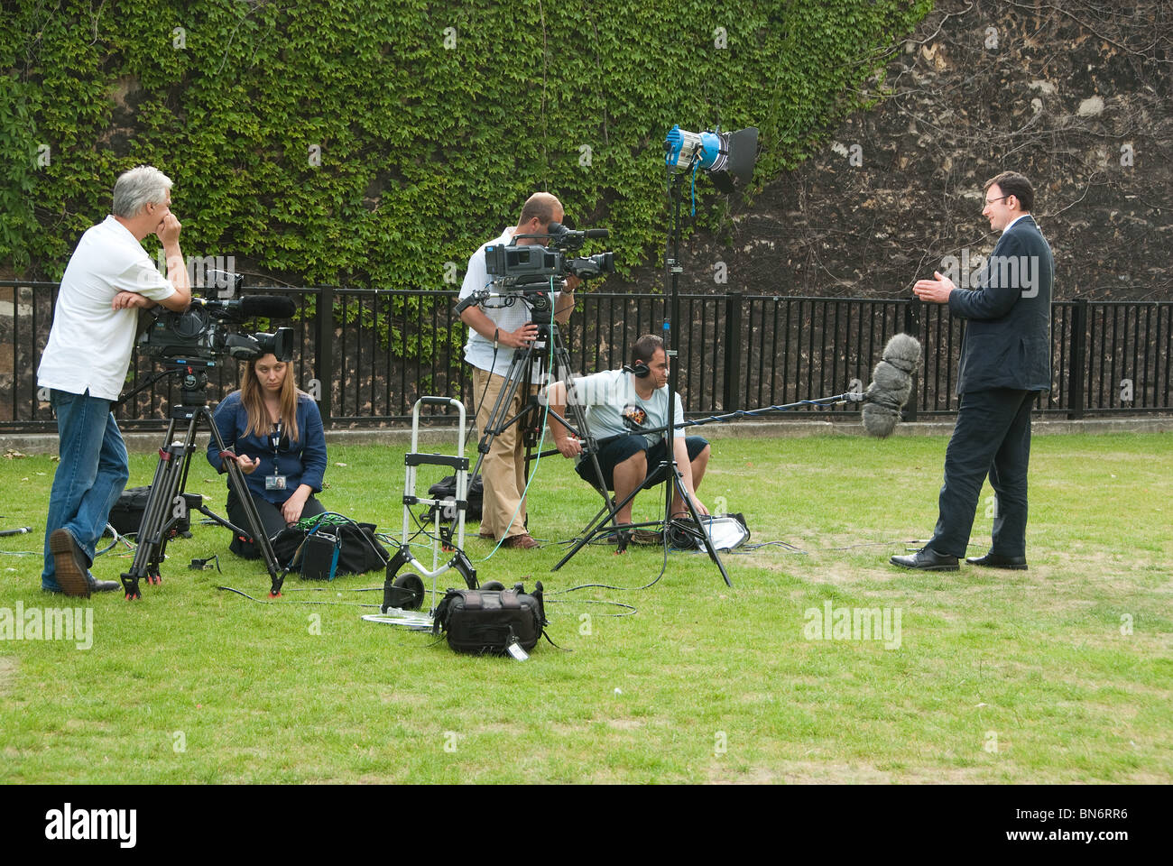 Cameraman reporter crew hi-res stock photography and images - Alamy
