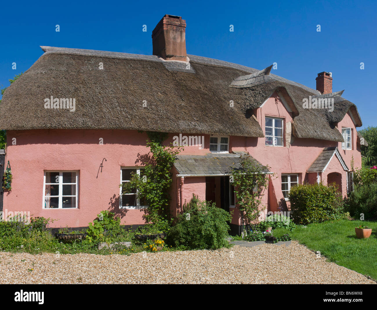 thatched cottage in an english village Stock Photo - Alamy