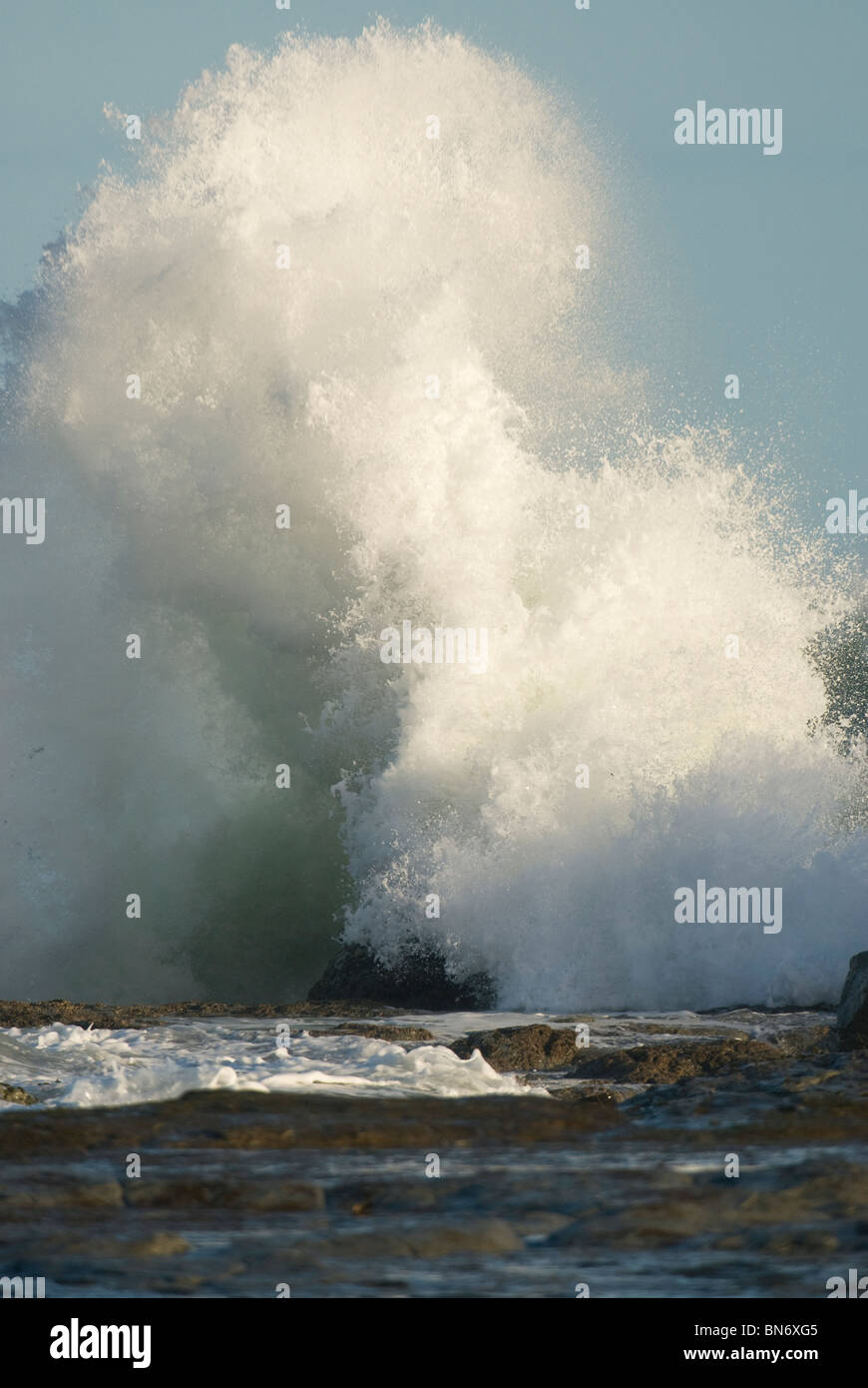 Water crashing in rocks hi-res stock photography and images - Alamy