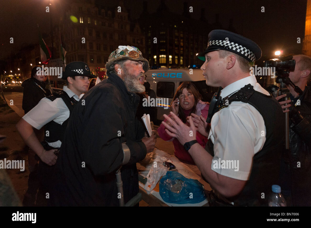 Police officers arrest peace campaigner Brian Haw in Parliament Square ...