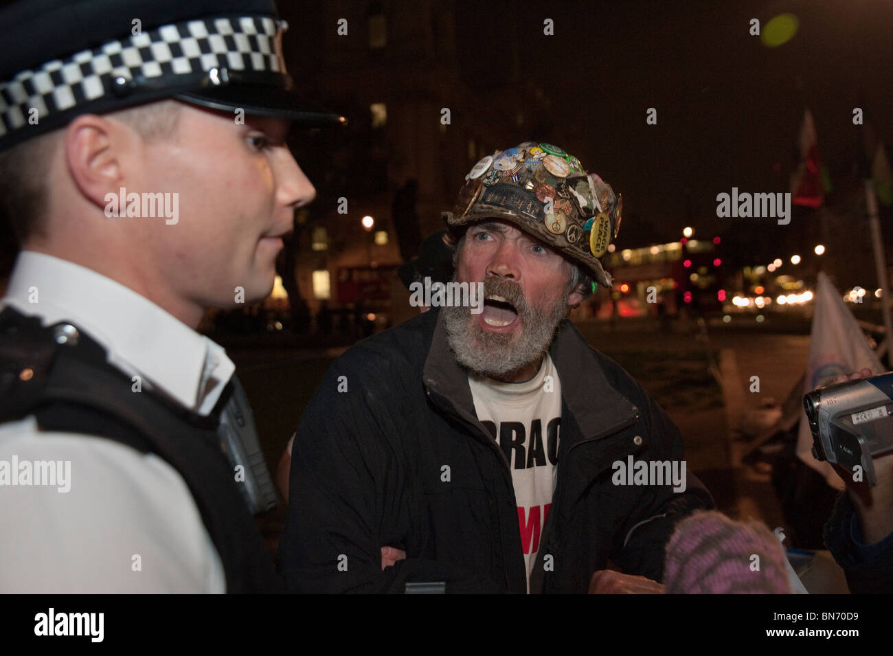 Police officers arrest peace campaigner Brian Haw in Parliament Square ...