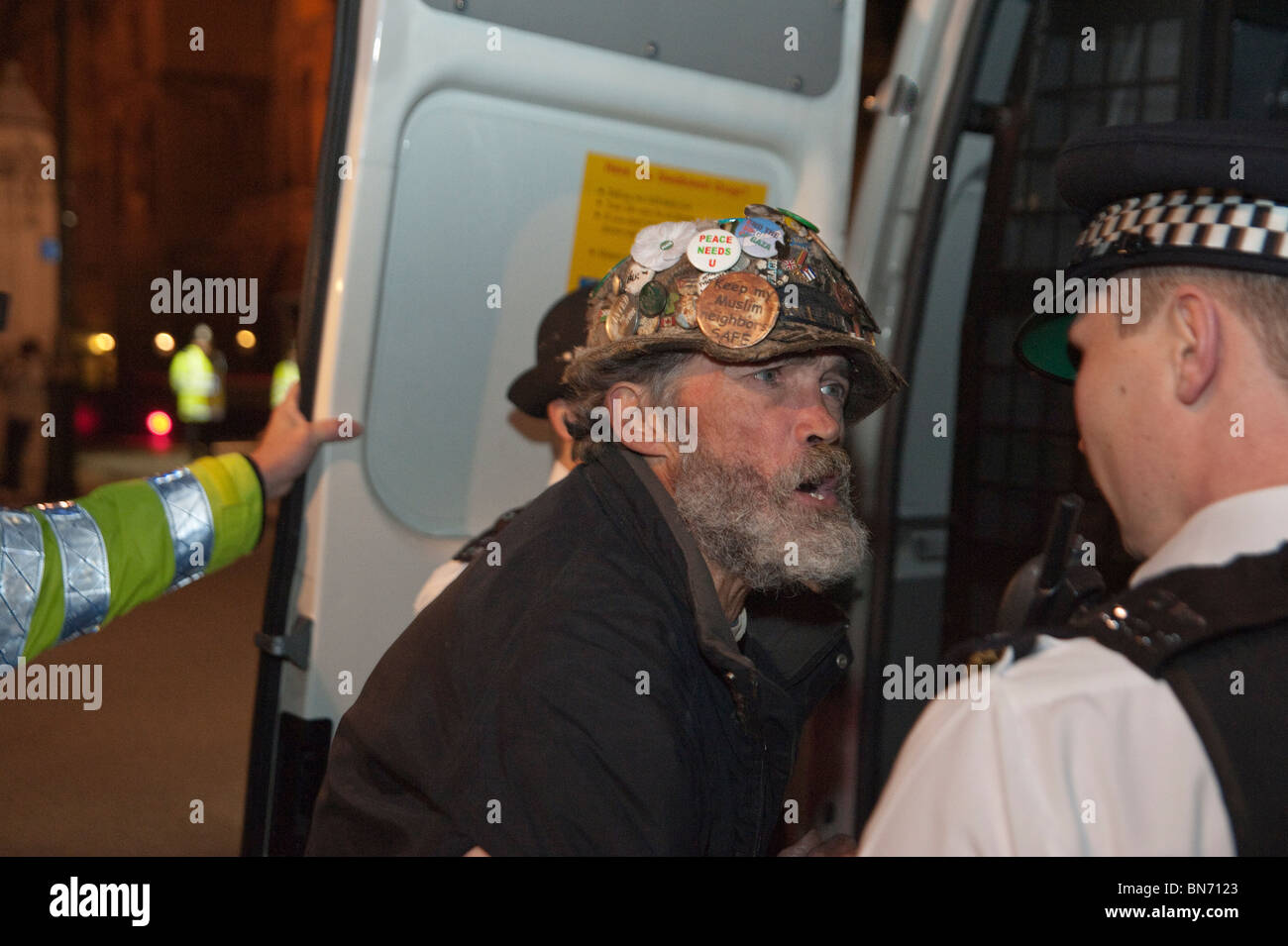 Police officers arrest peace campaigner Brian Haw in Parliament Square ...
