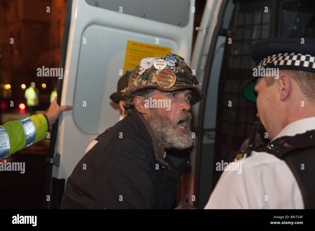 Police officers arrest peace campaigner Brian Haw in Parliament Square ...