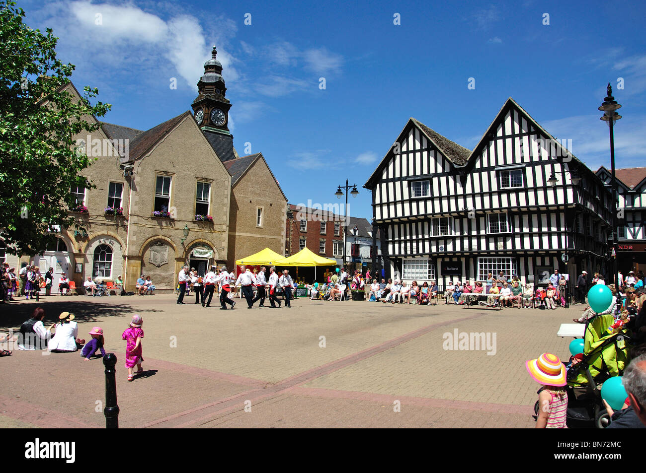 Cotswolds Morris dancing display, Market Square, Evesham ...
