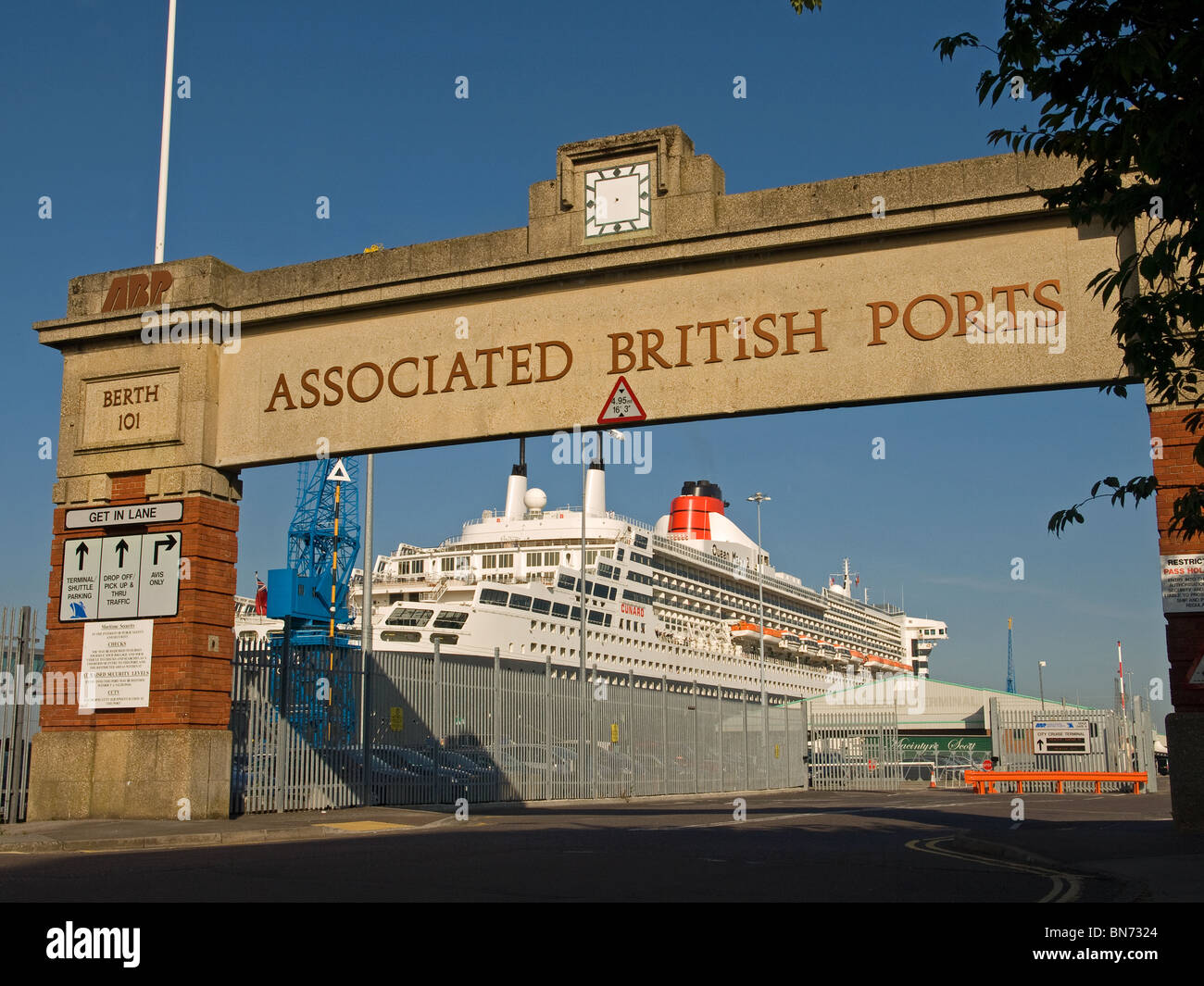 Associated british ports hi-res stock photography and images - Alamy