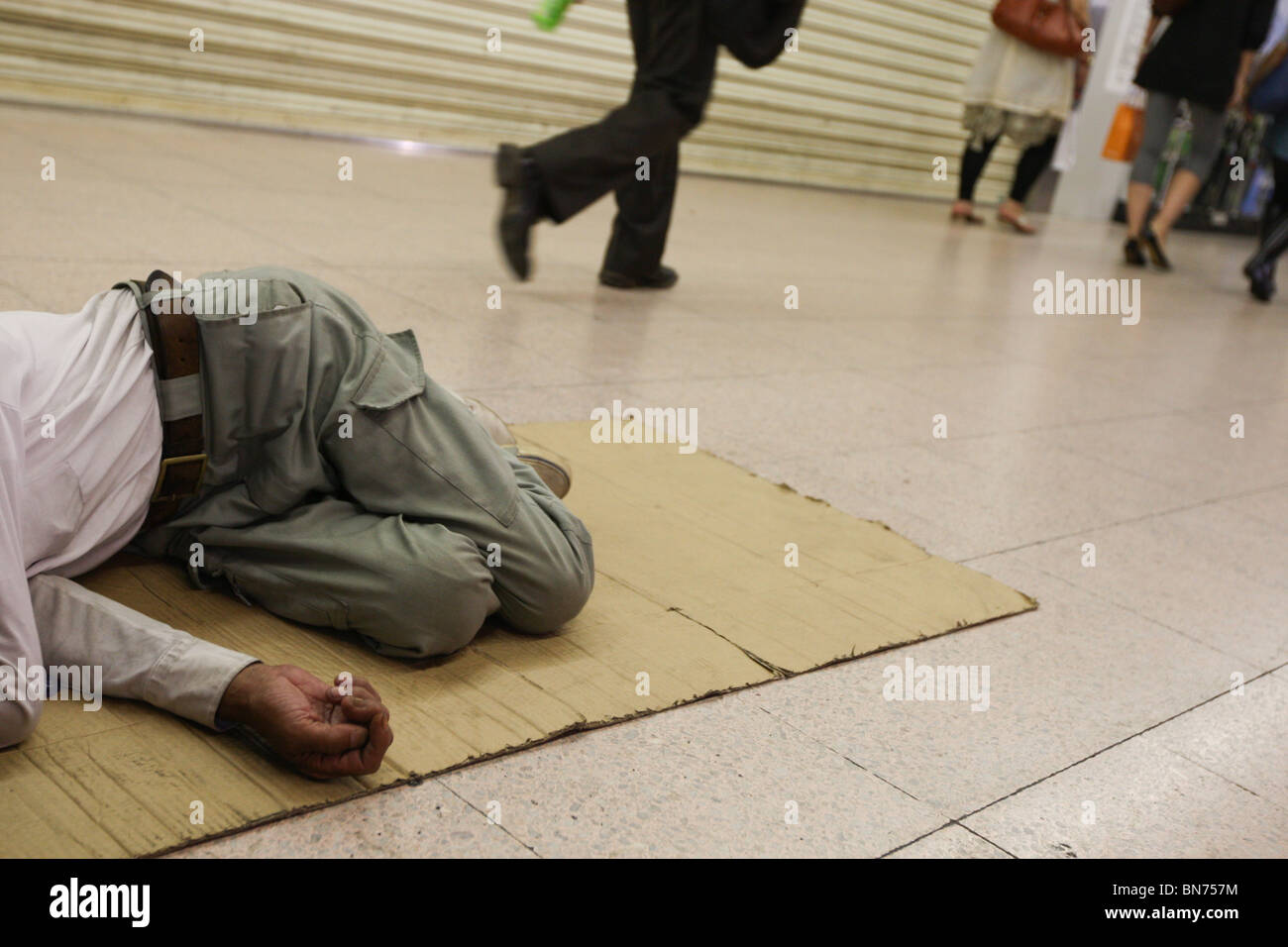 Homeless sleeping in cardboard box hi-res stock photography and images ...