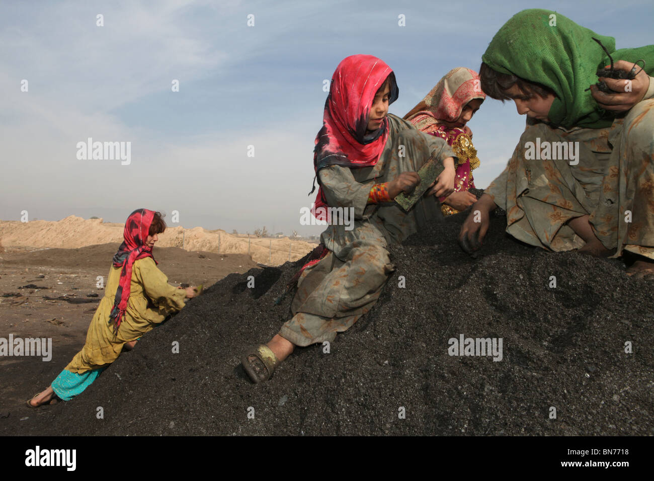 Pakistani labour hi-res stock photography and images - Alamy