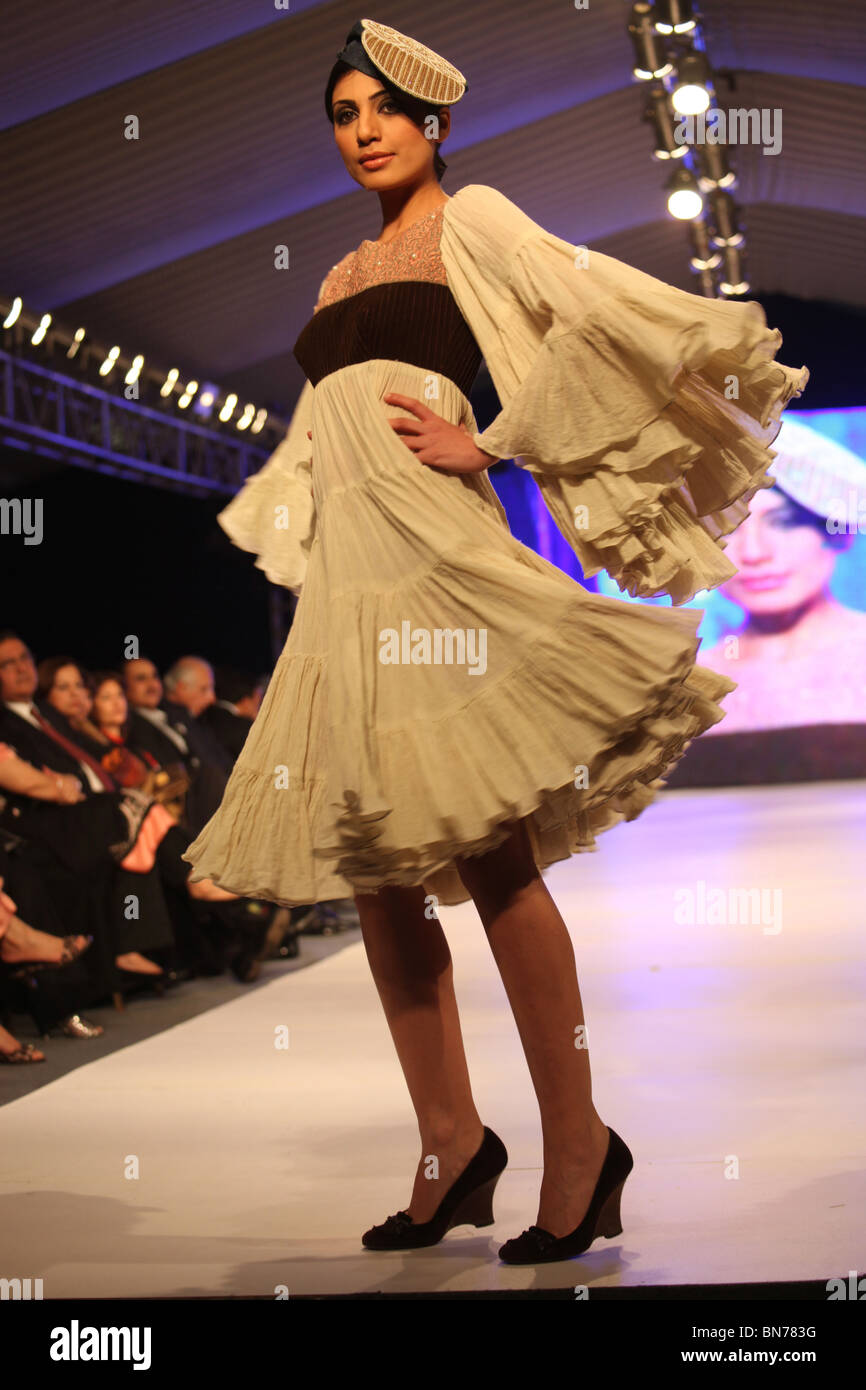 Fashionweek hi-res stock photography and images - Alamy