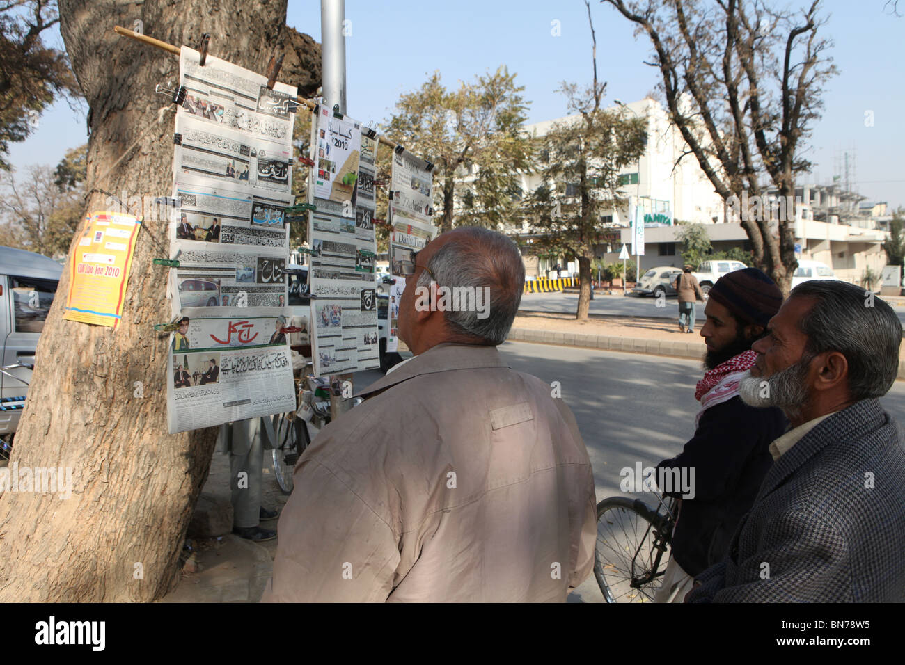 Pakistani newspaper hi-res stock photography and images - Alamy