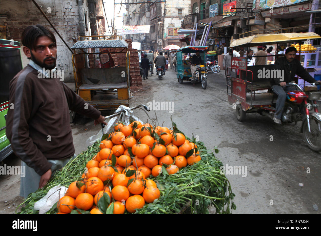 fruit and vegetable market in Pakistan Stock Photo - Alamy