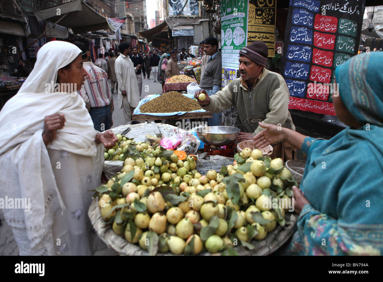fruit and vegetable market in Pakistan Stock Photo - Alamy