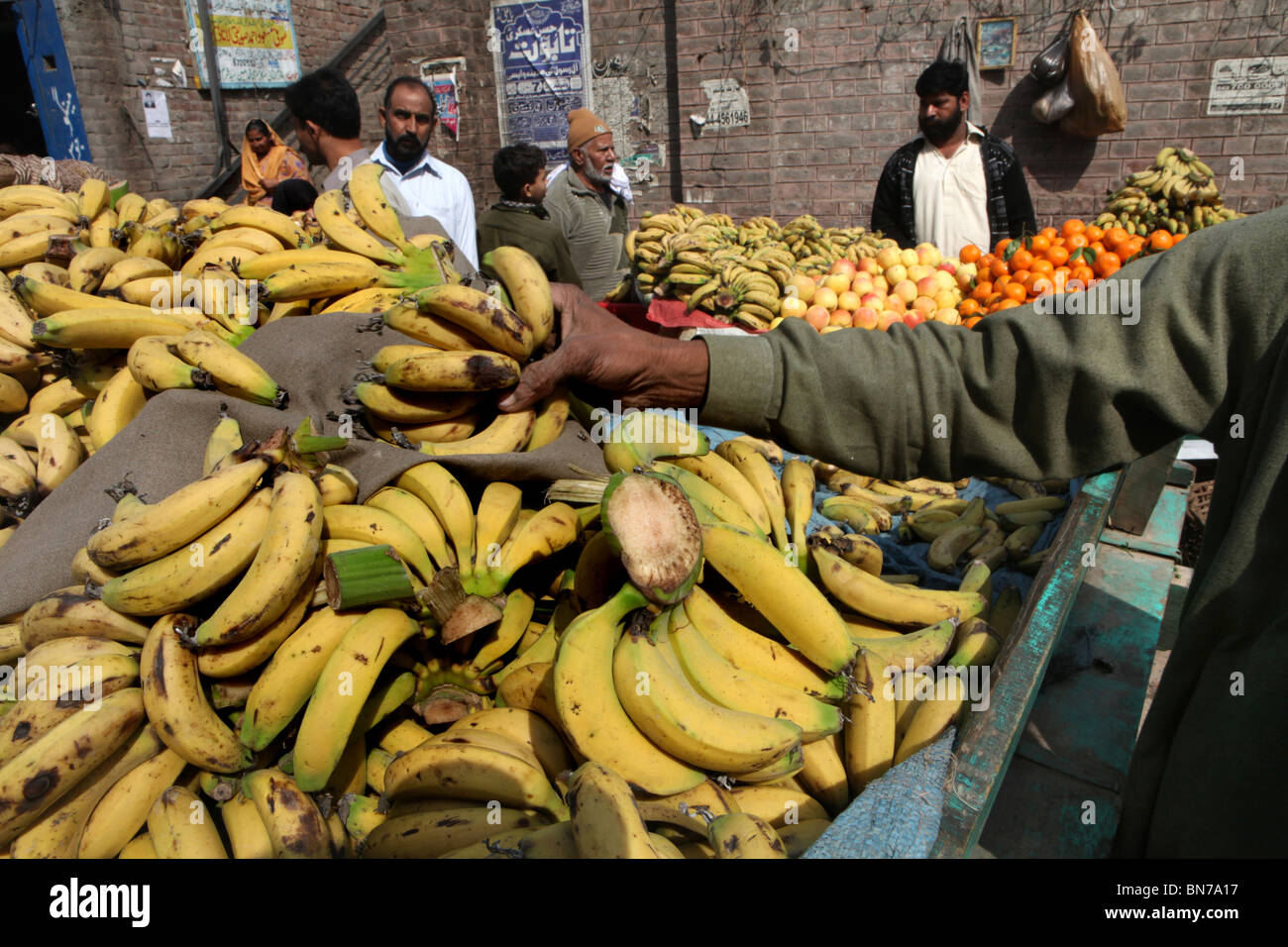 fruit and vegetable market in Pakistan Stock Photo - Alamy