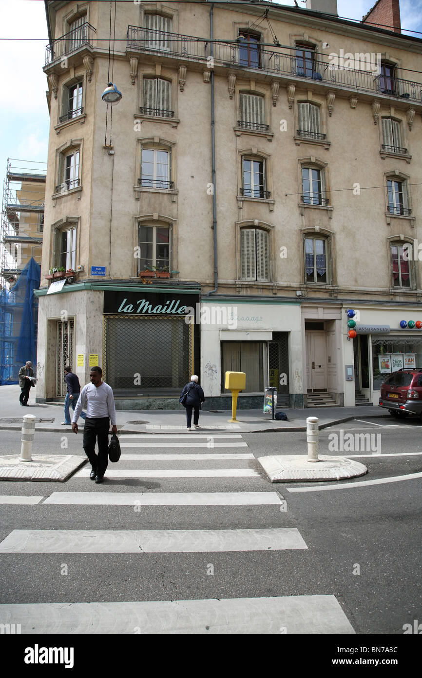 Old man crossing a road hi-res stock photography and images - Alamy
