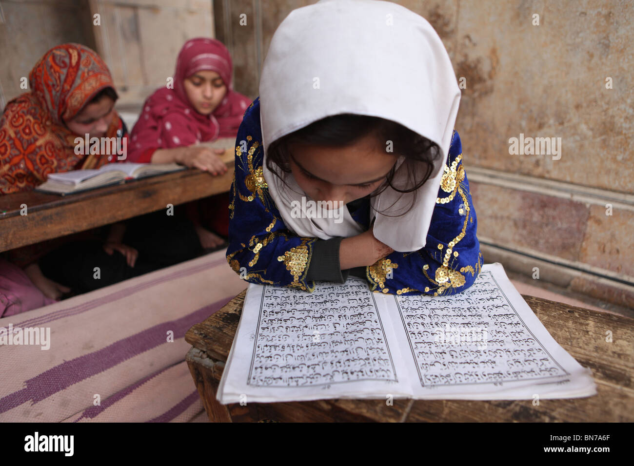 Madrasa pakistan girls hi-res stock photography and images - Alamy