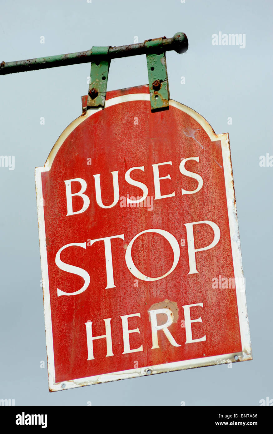 A vintage bus stop sign. BUSES STOP HERE Stock Photo - Alamy