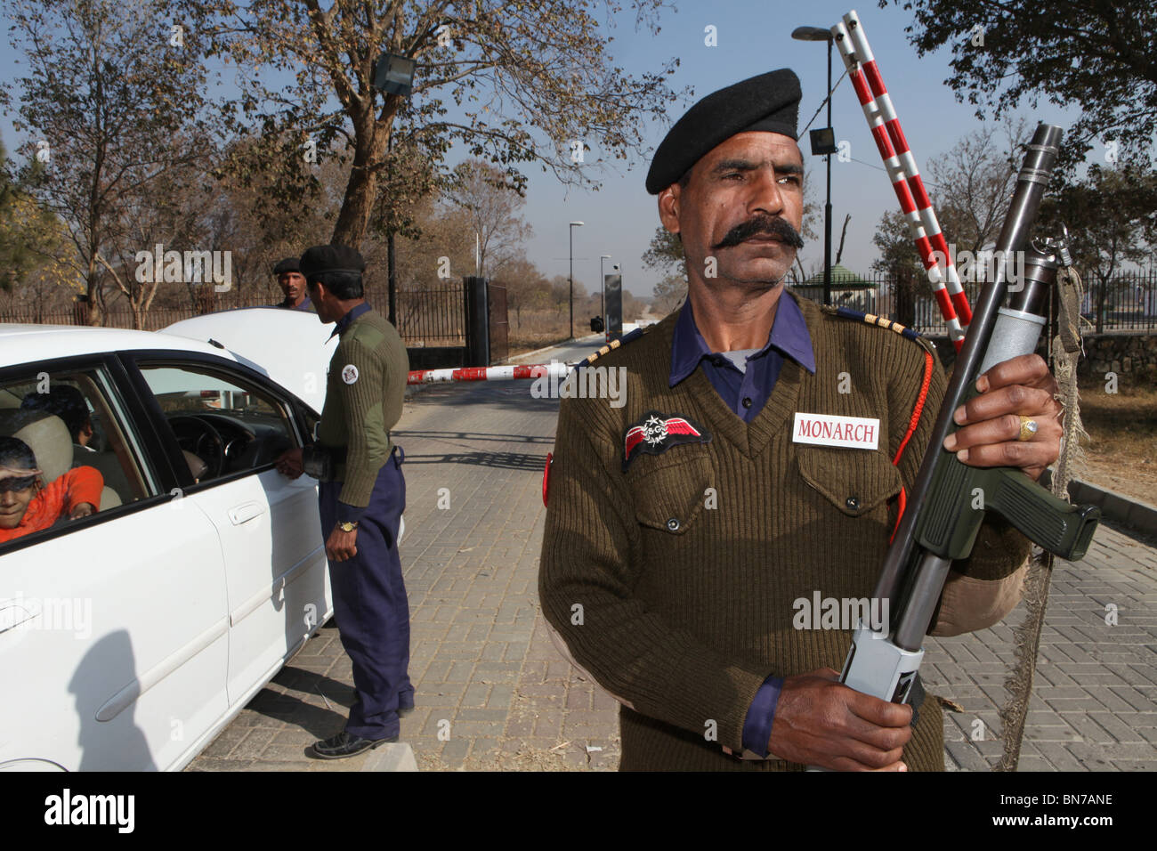 Pakistan police officer guarding hi-res stock photography and images ...