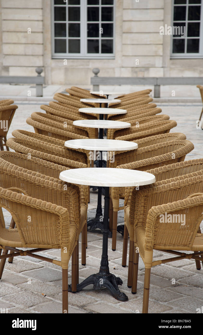 Empty chairs in a sidewalk cafe hi-res stock photography and images - Alamy