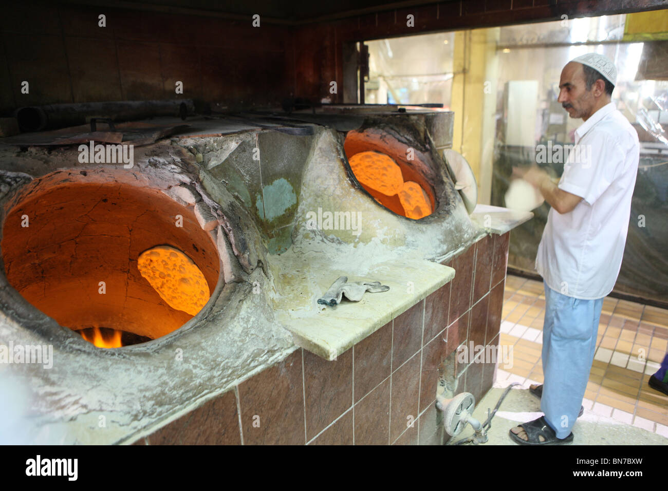 Kuwait street restaurant hi-res stock photography and images - Alamy