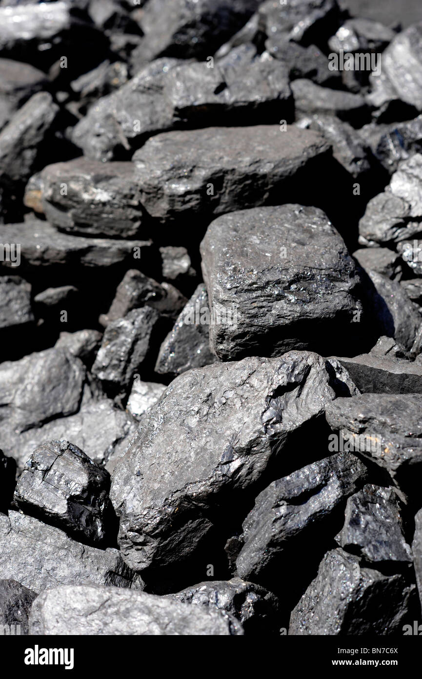 Lumps of coal hi-res stock photography and images - Alamy