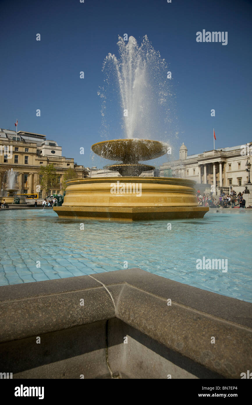 A golden fountain, Trafalgar Square, London, England Stock Photo - Alamy