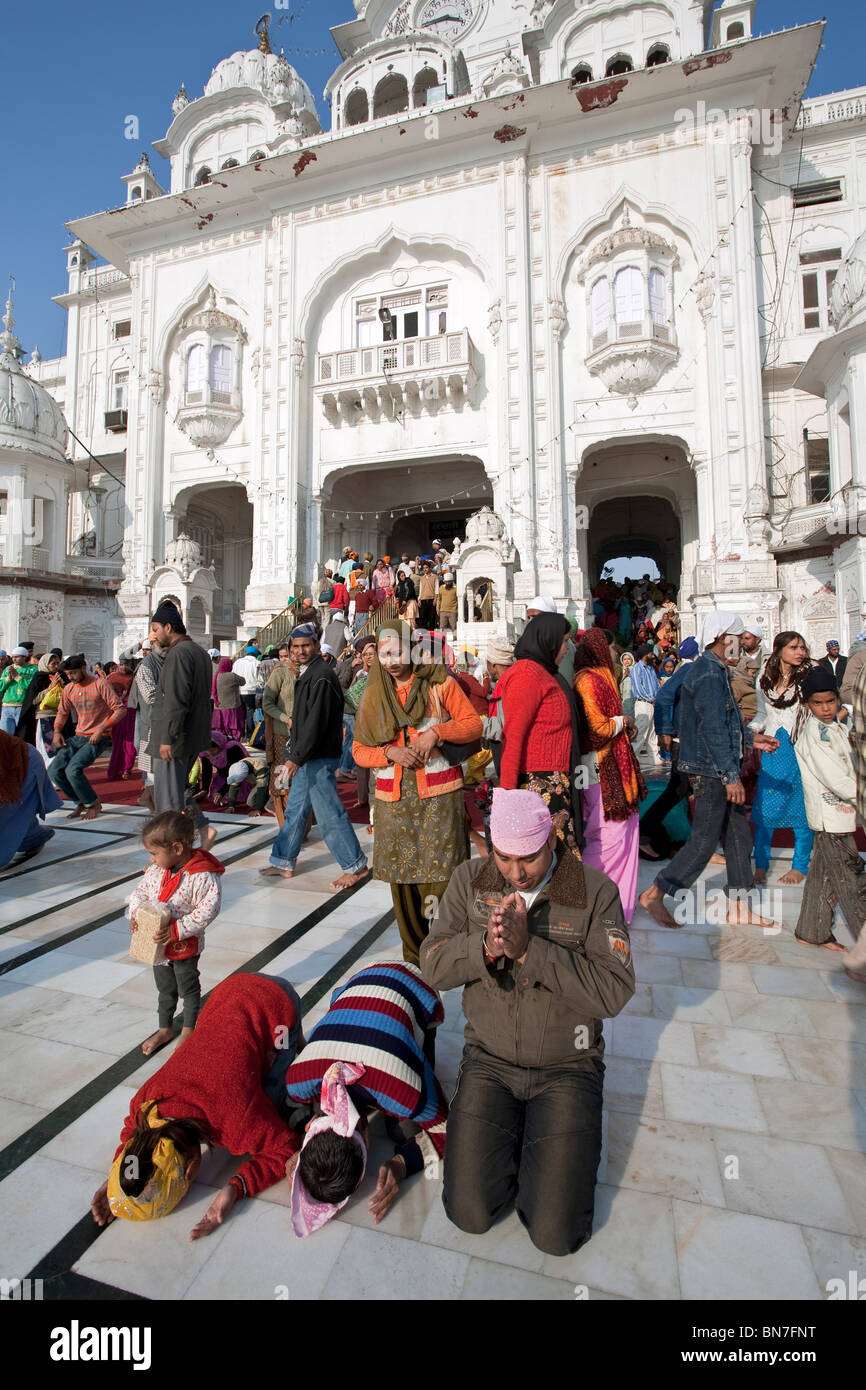 Sikh pilgrims prostrating in front of the Golden Temple. Amritsar ...