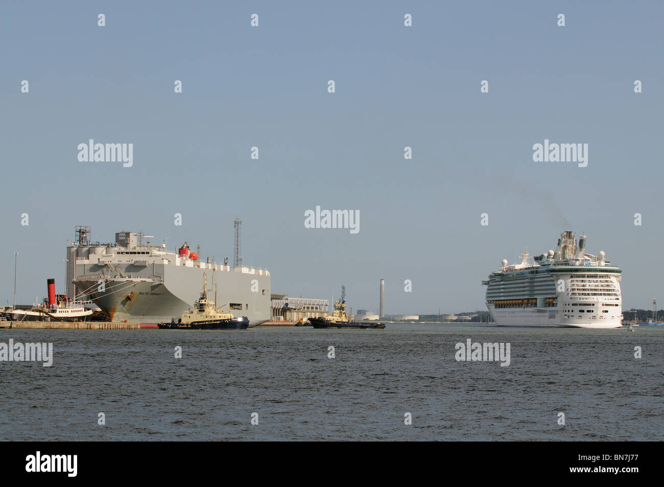 Port of Southampton Svitzer Sussex tug & Baltic Highway vehicle carrier ...