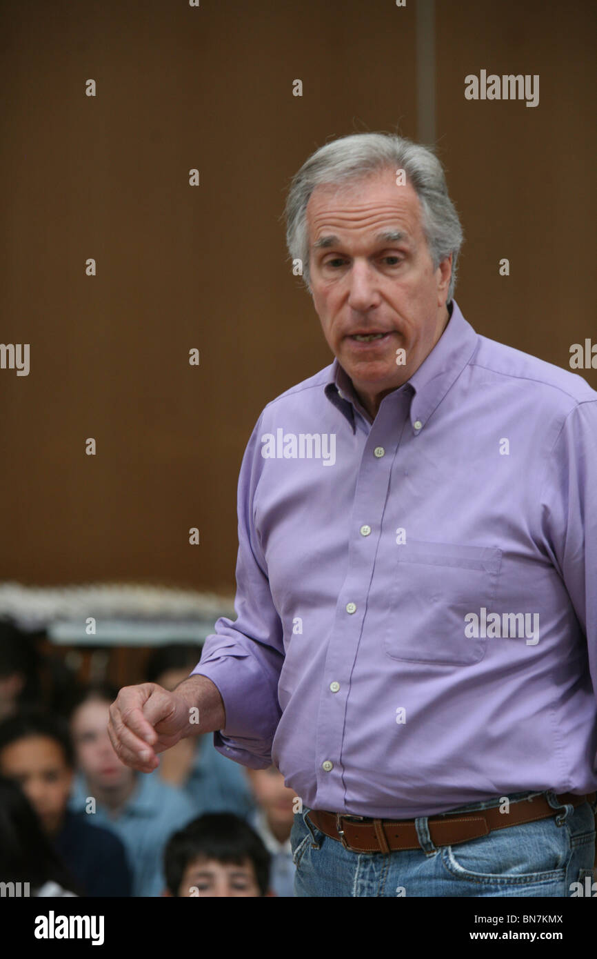 Henry Winkler a.k.a the fonz from happy days talks to school children about his dyslexia Stock ...