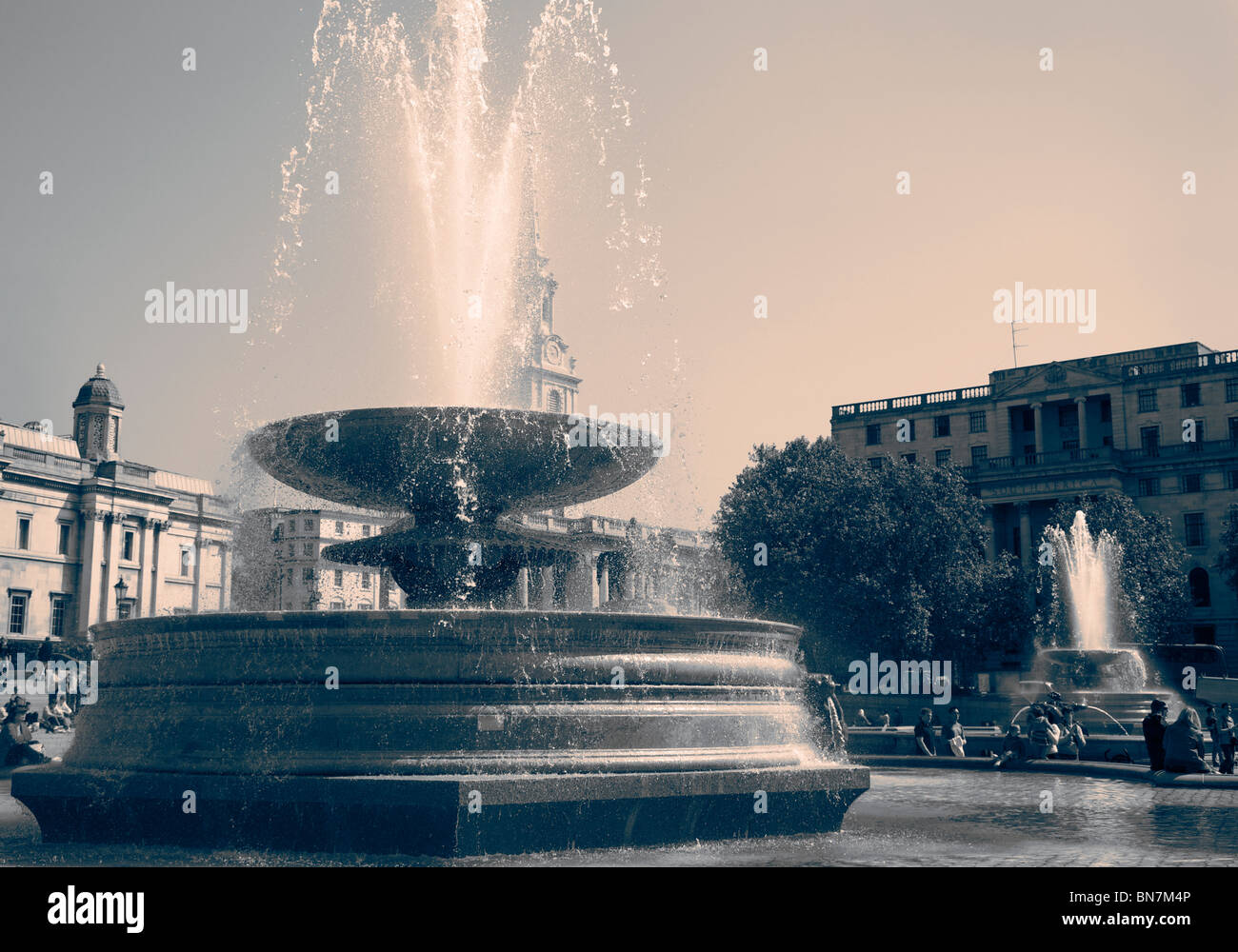 Golden fountains, Trafalgar Square, London, England Stock Photo - Alamy
