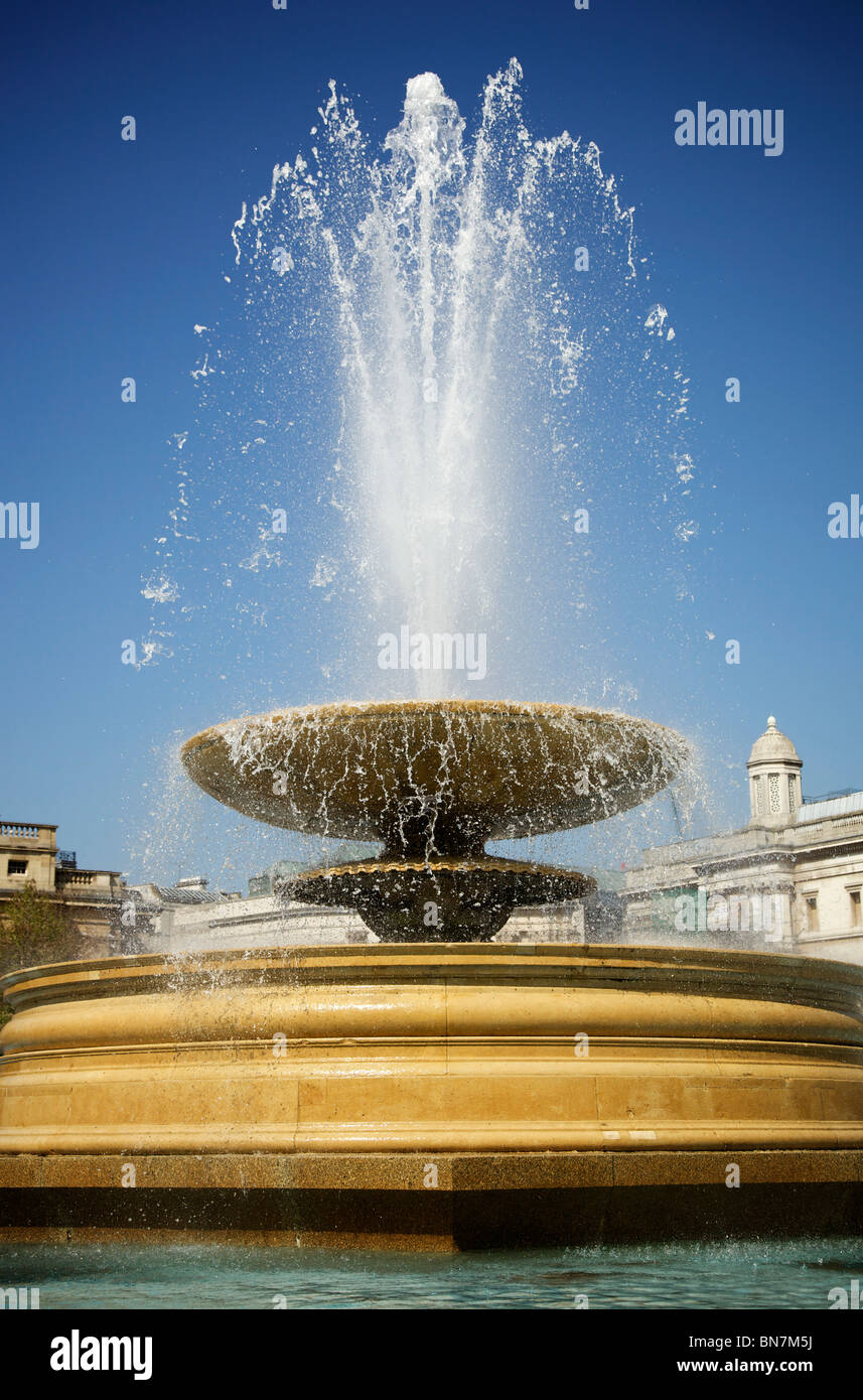 A golden fountain, Trafalgar Square, London, England Stock Photo - Alamy