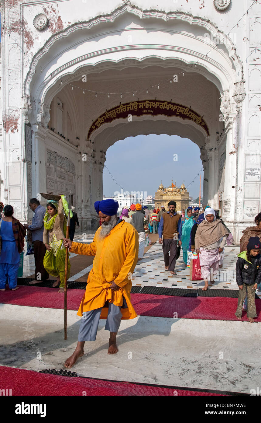 India sikh man cleaning feet water hi-res stock photography and images ...