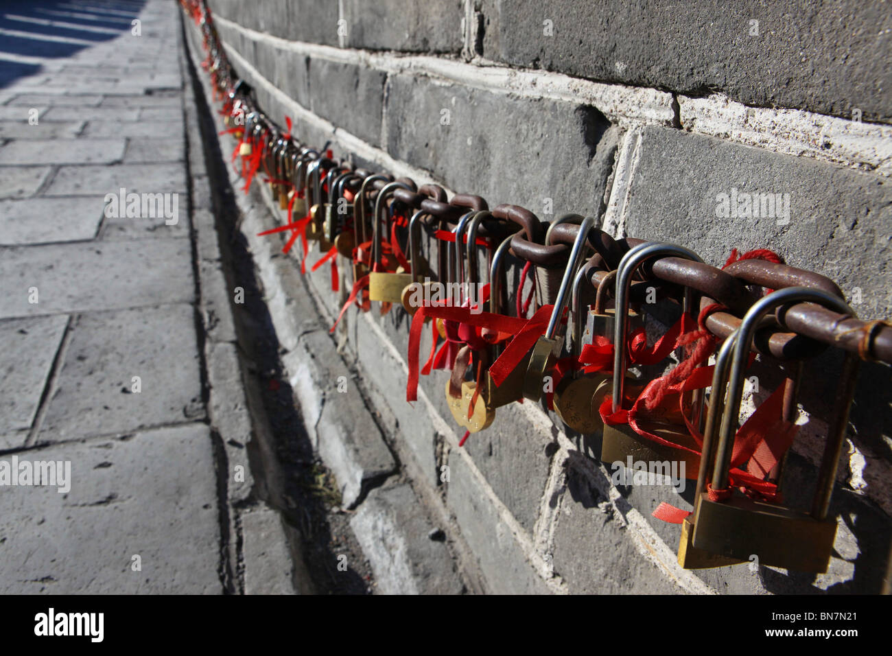 View of the Great Wall of China Locks and red ribbons Stock Photo - Alamy