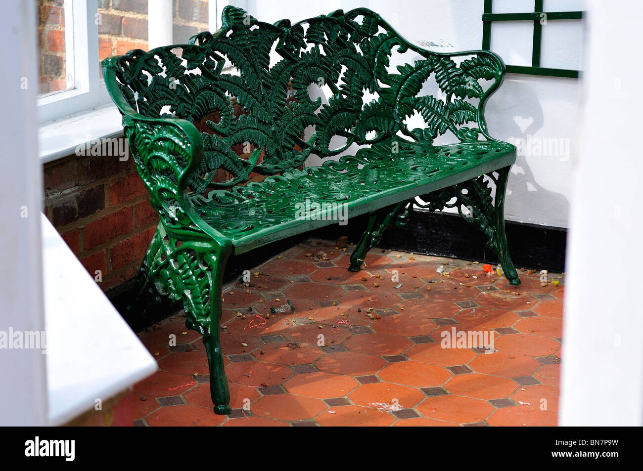 Cast iron garden bench hi-res stock photography and images - Alamy