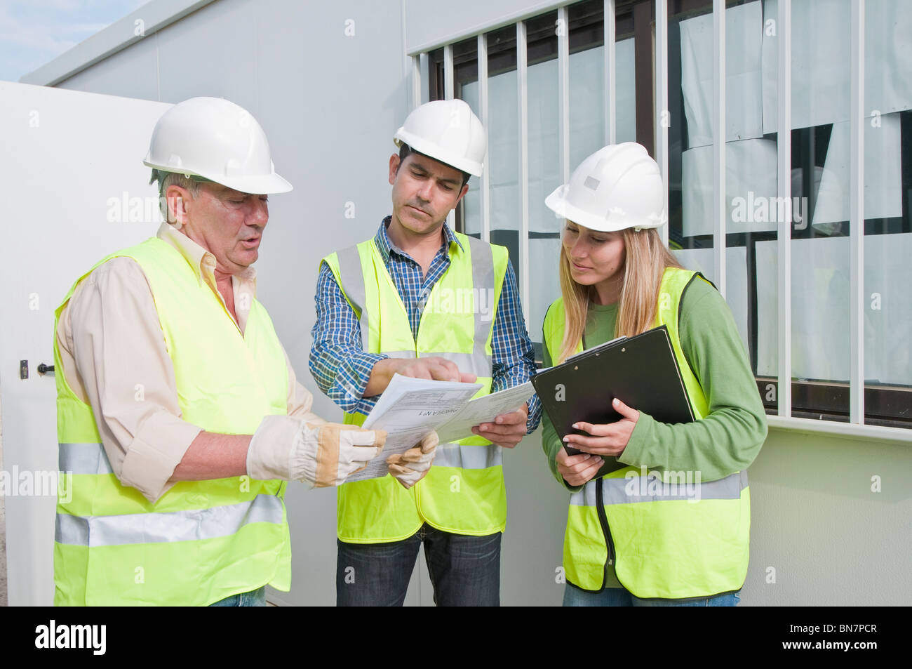 Hispanic construction workers reviewing paperwork Stock Photo - Alamy Hispanic construction workers reviewing paperwork Stock Photo - Alamy