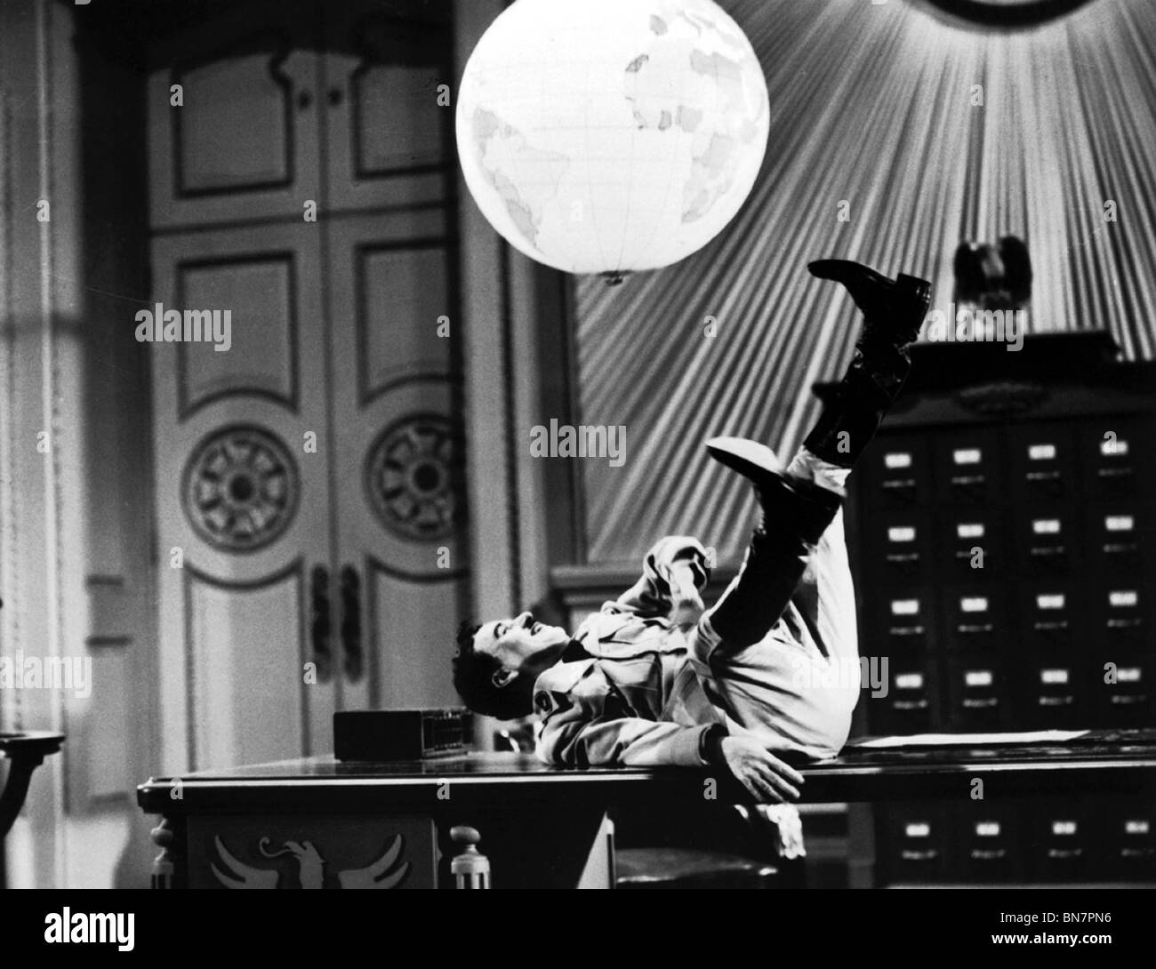 THE GREAT DICTATOR (1940) CHARLIE CHAPLIN CHARLES CHAPLIN (DIR ...