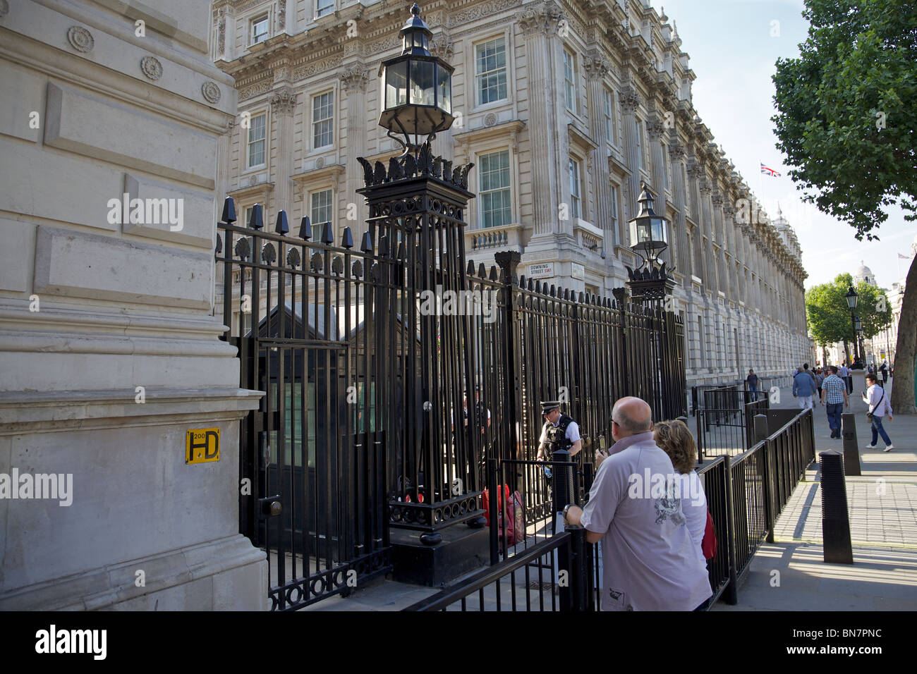 The guarded entrance to downing street hi-res stock photography and ...