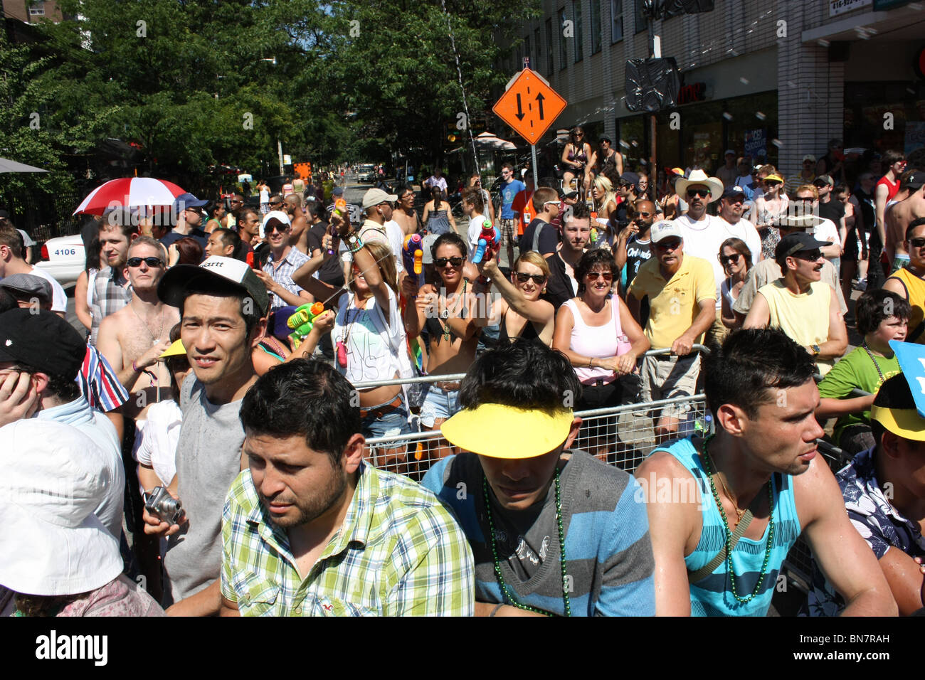 Standing crowd hi-res stock photography and images - Alamy