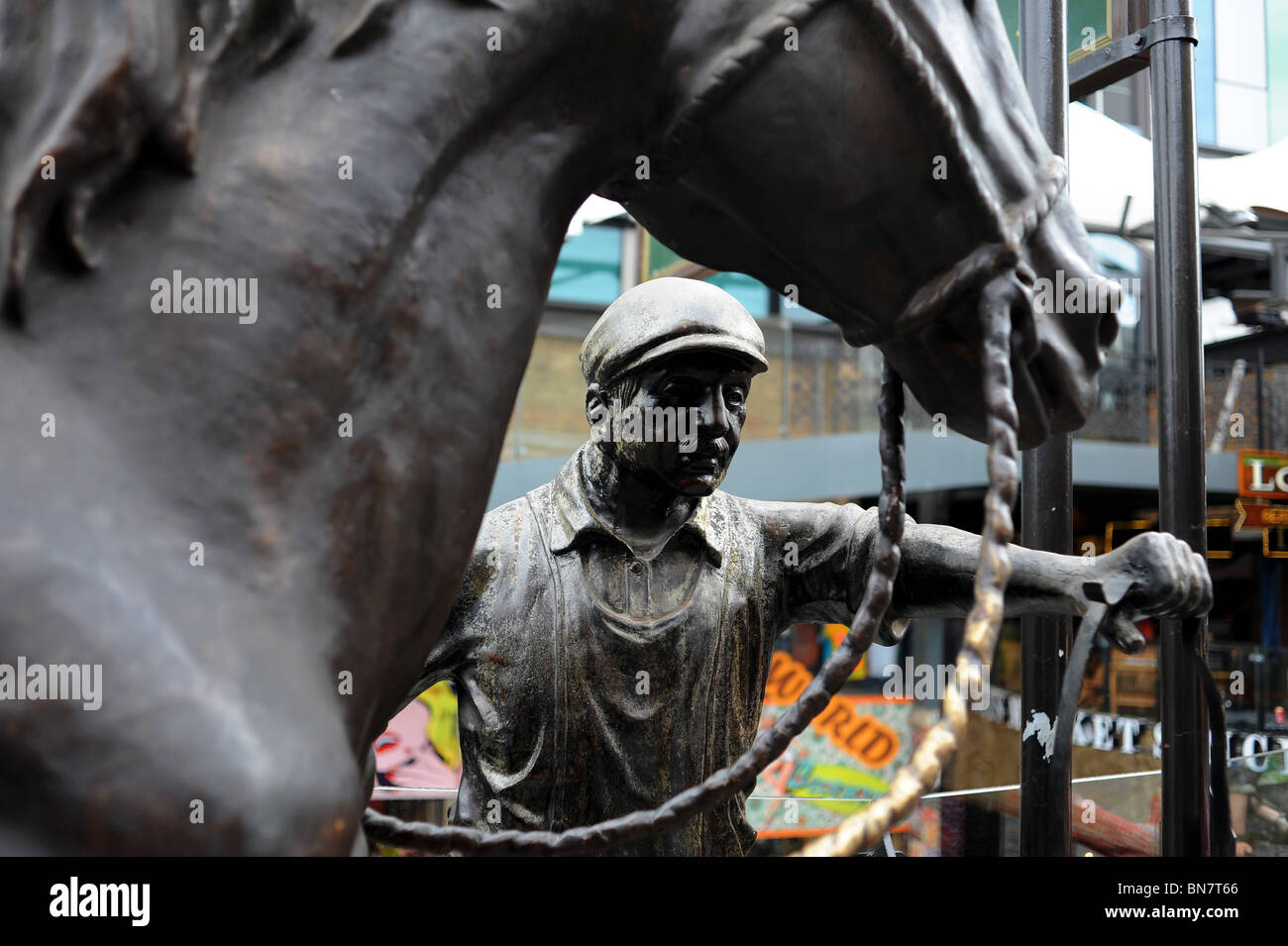 Bronze horse and blacksmith sculpture in Stables Market Camden Stock ...