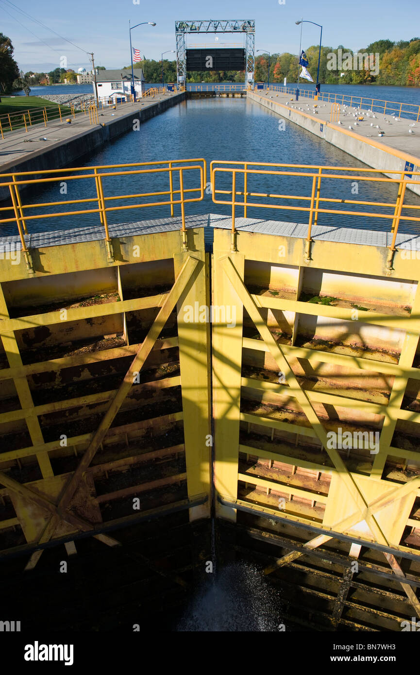 Canal lock hi-res stock photography and images - Alamy
