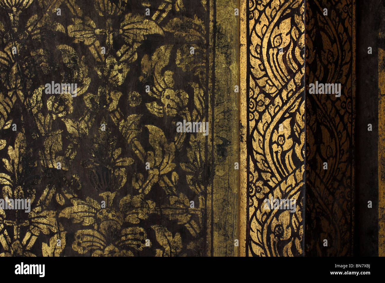 Tha old gold texture thai style. On window Stock Photo - Alamy