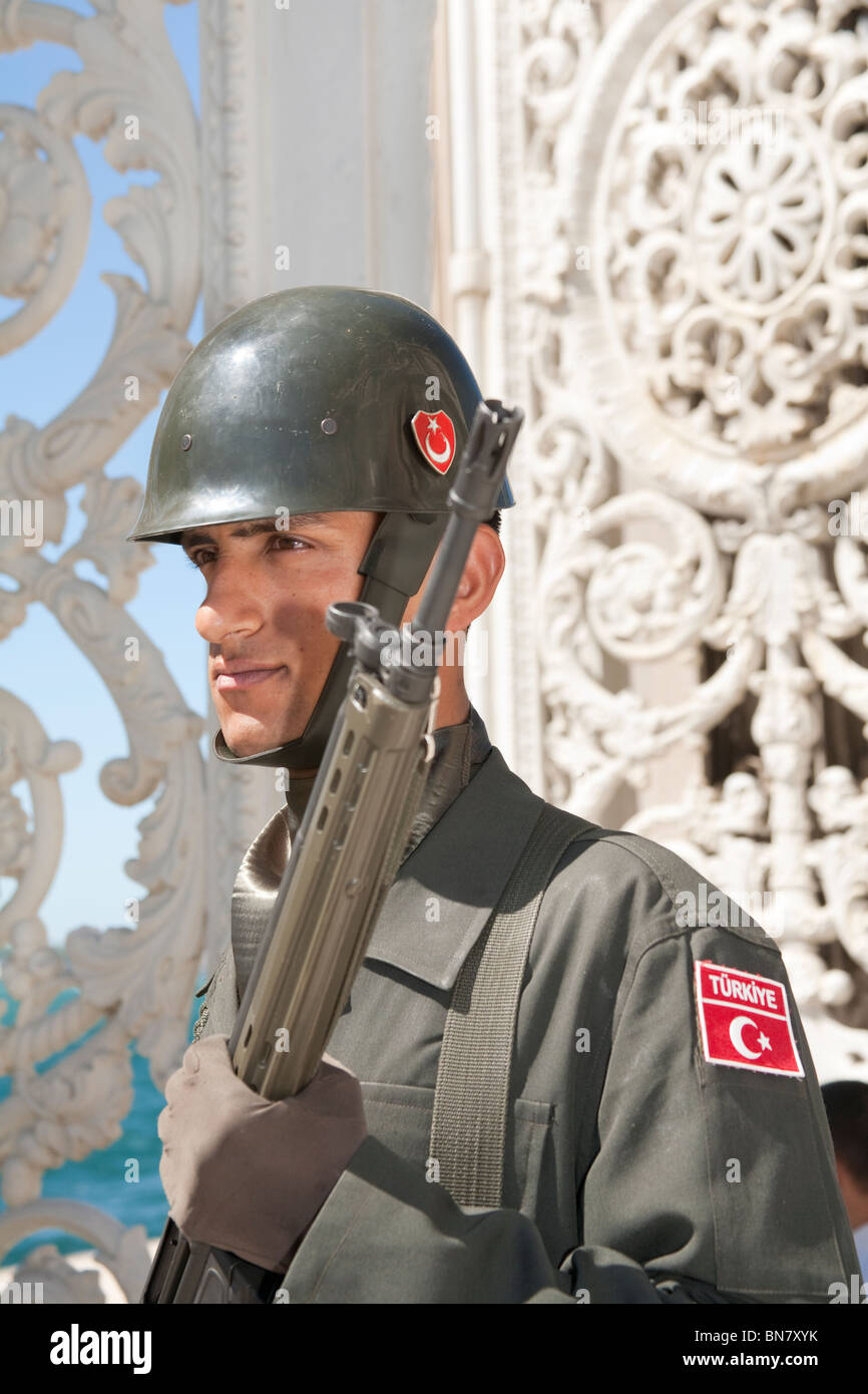 Armed soldier standing guard outside Dolmabahce Palace, Istanbul ...
