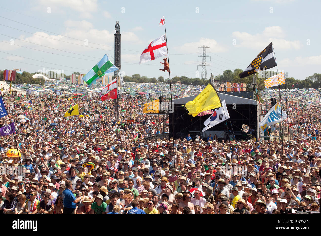 Festival crowd uk glastonbury stage hi-res stock photography and images ...