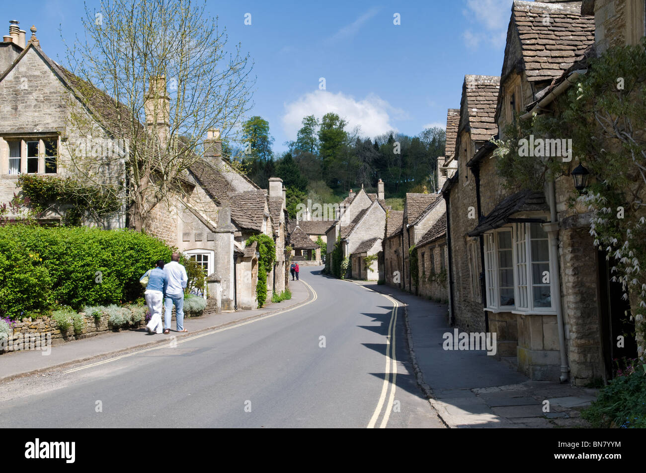 Main street in the picturesque village of Castle Combe, Cotswolds ...
