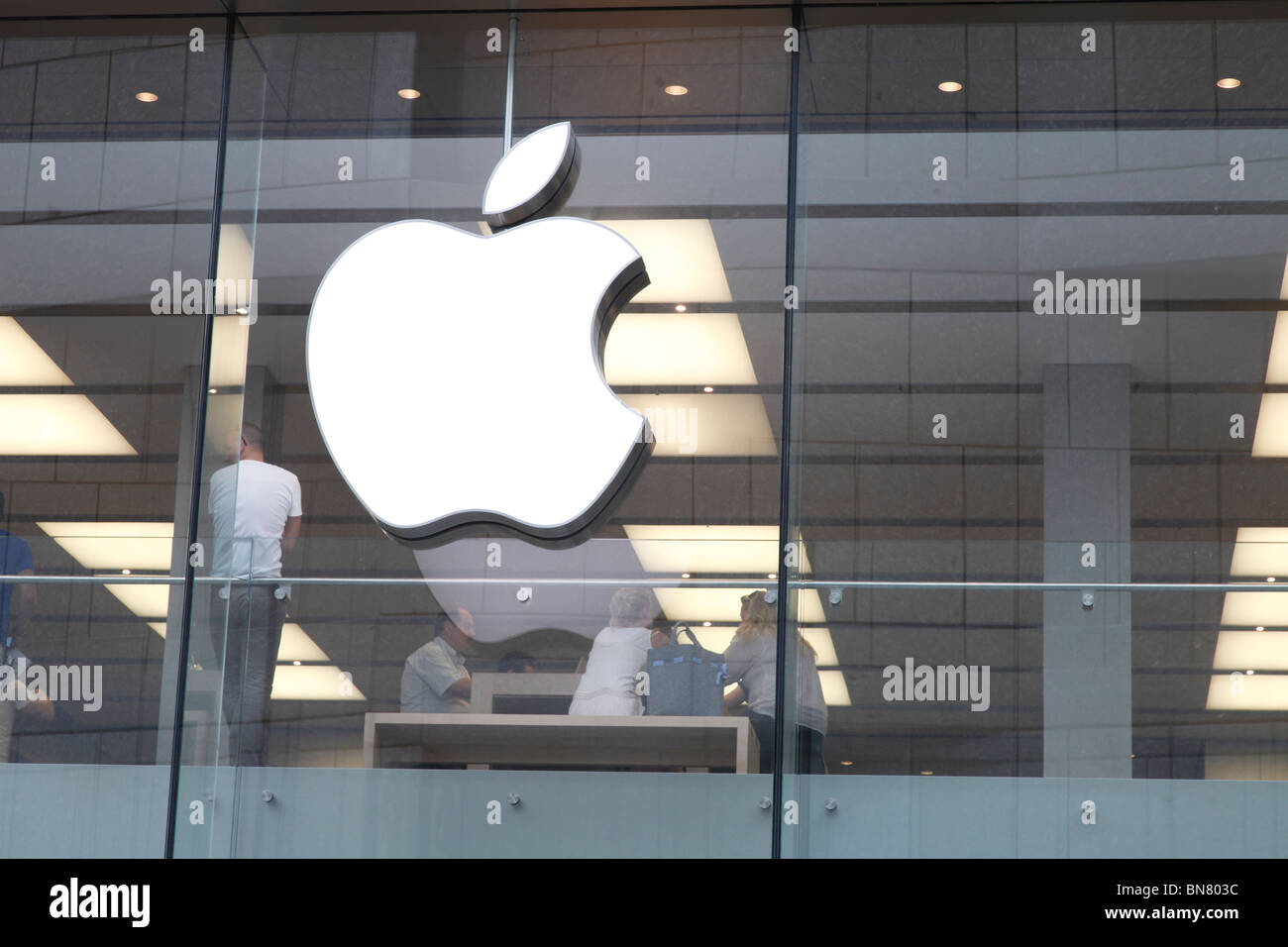 apple store at Marienplatz in Munich Stock Photo - Alamy